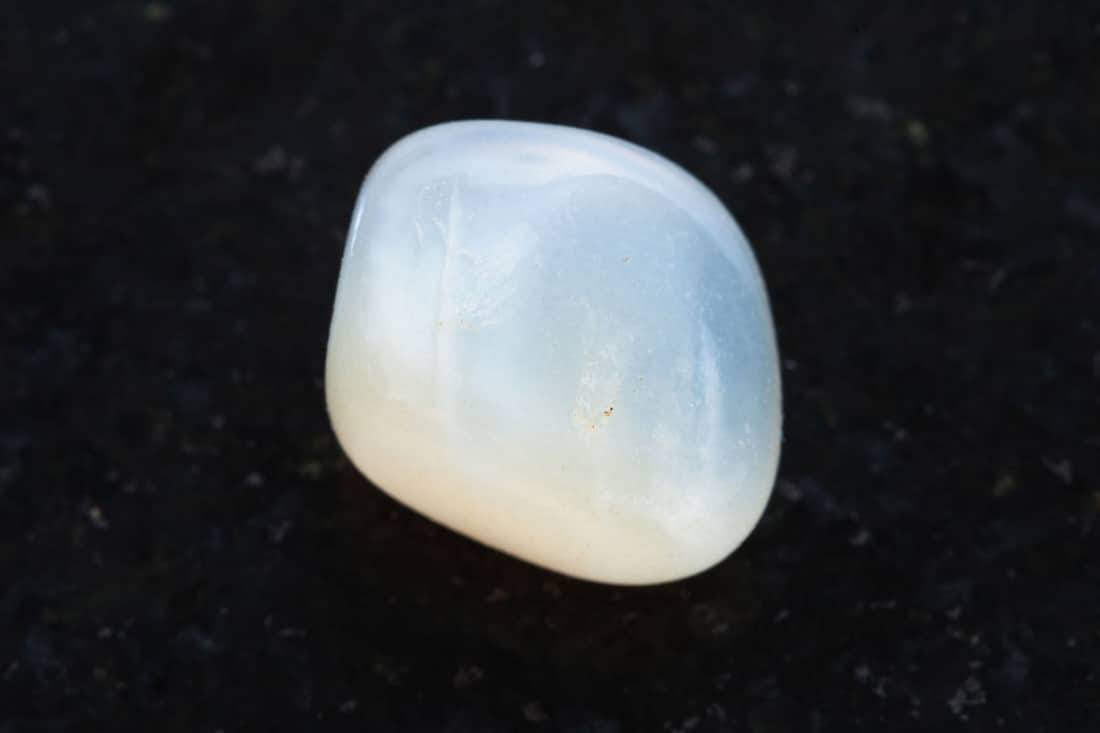 Pierre de Lune : Vertus et Propriétés en Lithothérapie | Chakras Shop