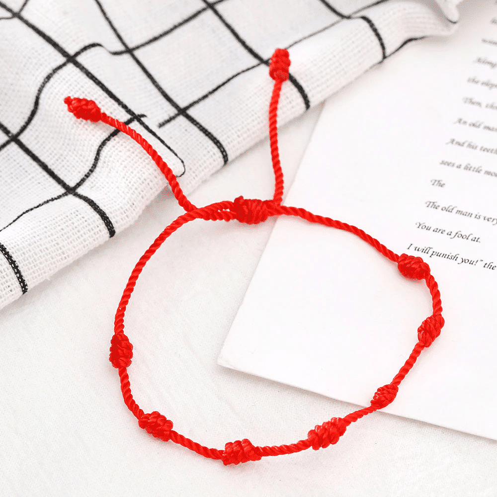 Bracelet Fil Rouge Porte Bonheur : une dose de chance et de style
