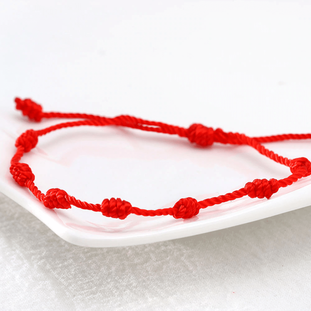 Bracelet Fil Rouge Porte Bonheur : une dose de chance et de style